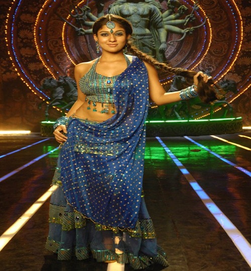 Wallpapersi18.Com: Nayanthara Short Blouse Pics at Fashion Ramp